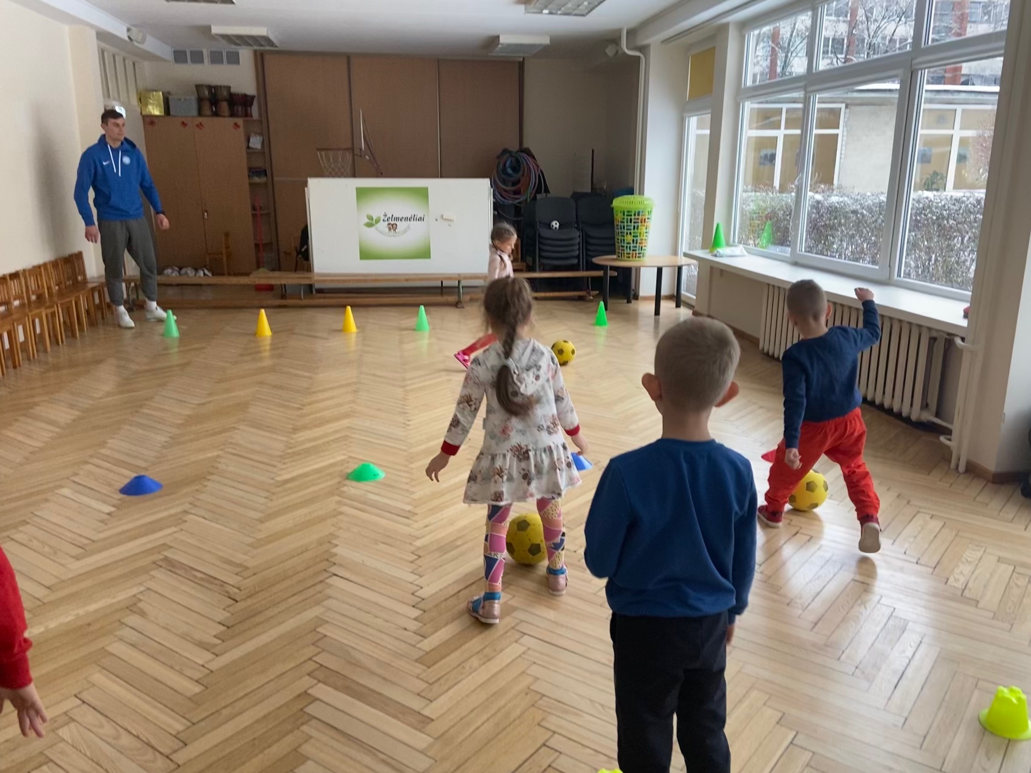 Lapkričio 25d. mūsų įstaigoje svečiavosi futbolo treneris iš Baltijos ...